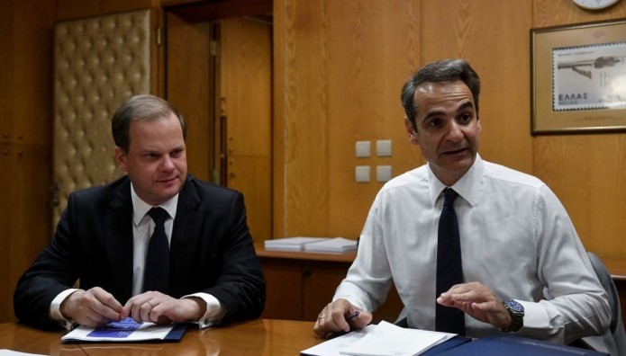 Το δεξιό κατενάτσιο, ο Κυριάκος Μητσοτάκης και ο Κώστας Καραμανλής ...