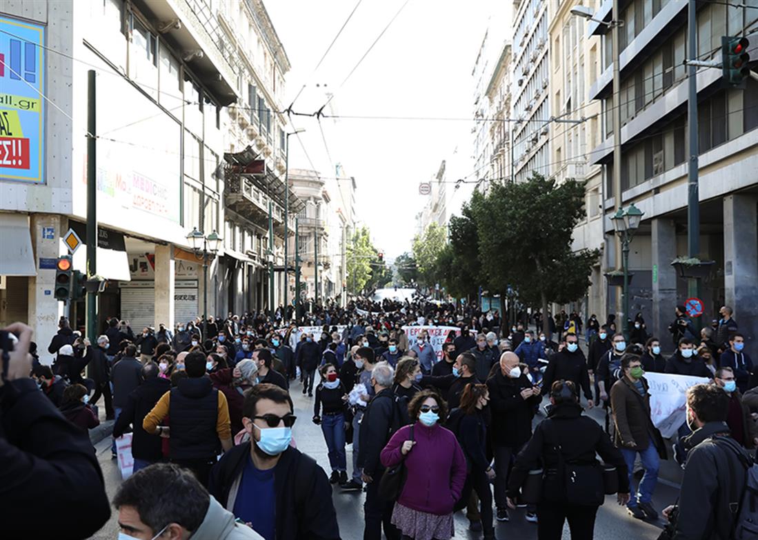 «Αγωνιστικός» συνωστισμός του ΠΑΜΕ στον Πειραιά- Πορεία στην Αθήνα ...