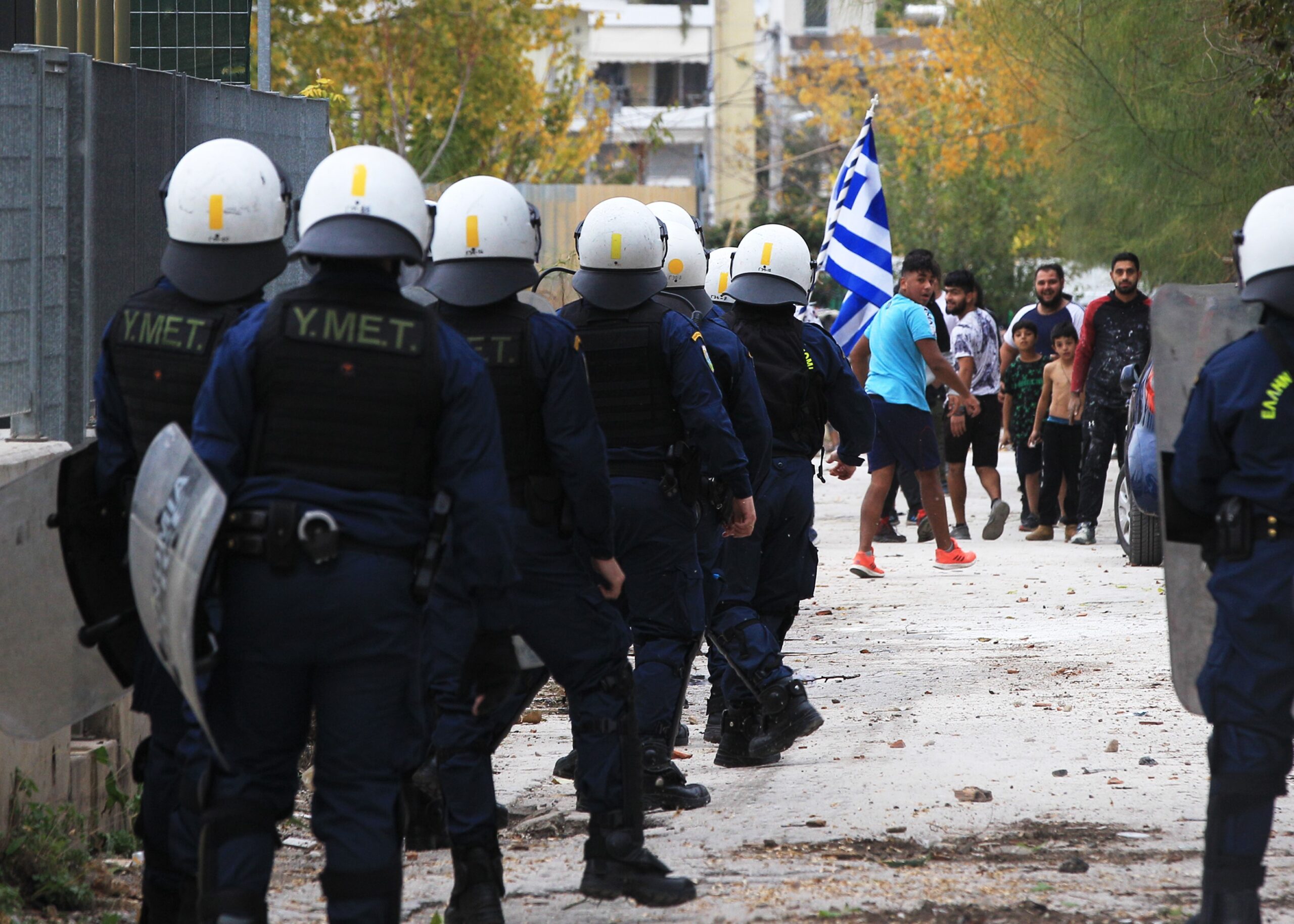 Συνθήματα για δικαιοσύνη από τους συγκεντρωμένους Ρομά, στη Θεσσαλονίκη ...