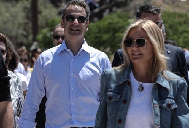 Πώς ευχήθηκε καλή χρονιά, η οικογένεια Μητσοτάκη - dailypost.gr