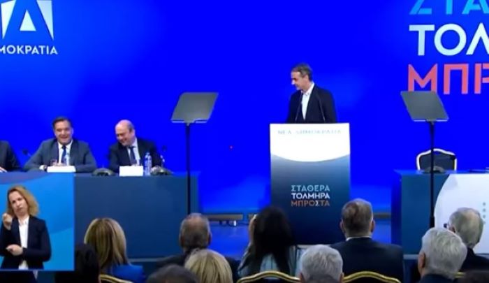 Πείραγμα Μητσοτάκη σε Χατζηδάκη: «Πάλι καλά που ο γιος σου δεν έγραψε ...