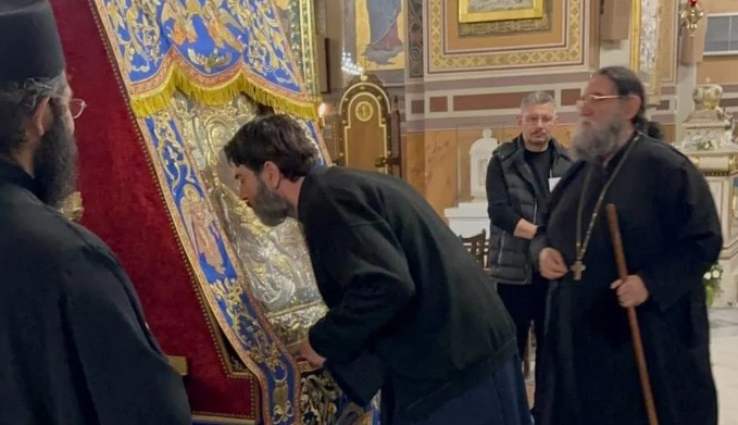 Πατέρας Αντώνιος: Εμφανίστηκε στη Μητρόπολη να προσκυνά την εικόνα ...