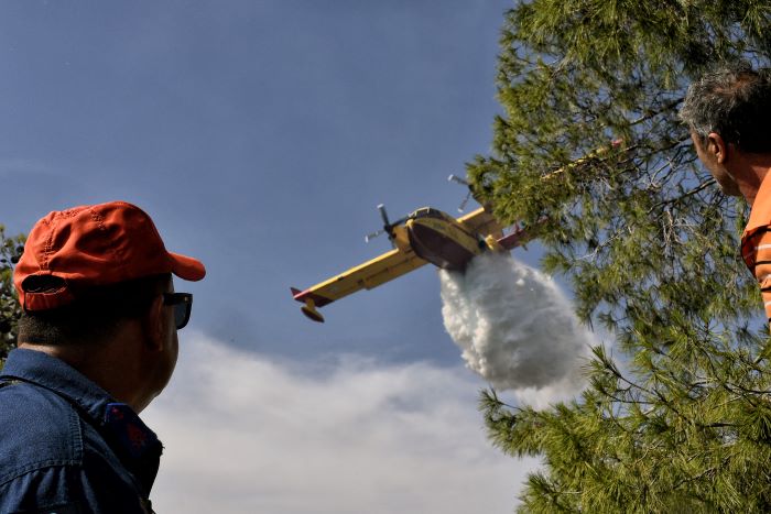 Επεσε Canadair στην Κάρυστο, ενώ επιχειρούσε στη φωτιά - dailypost.gr