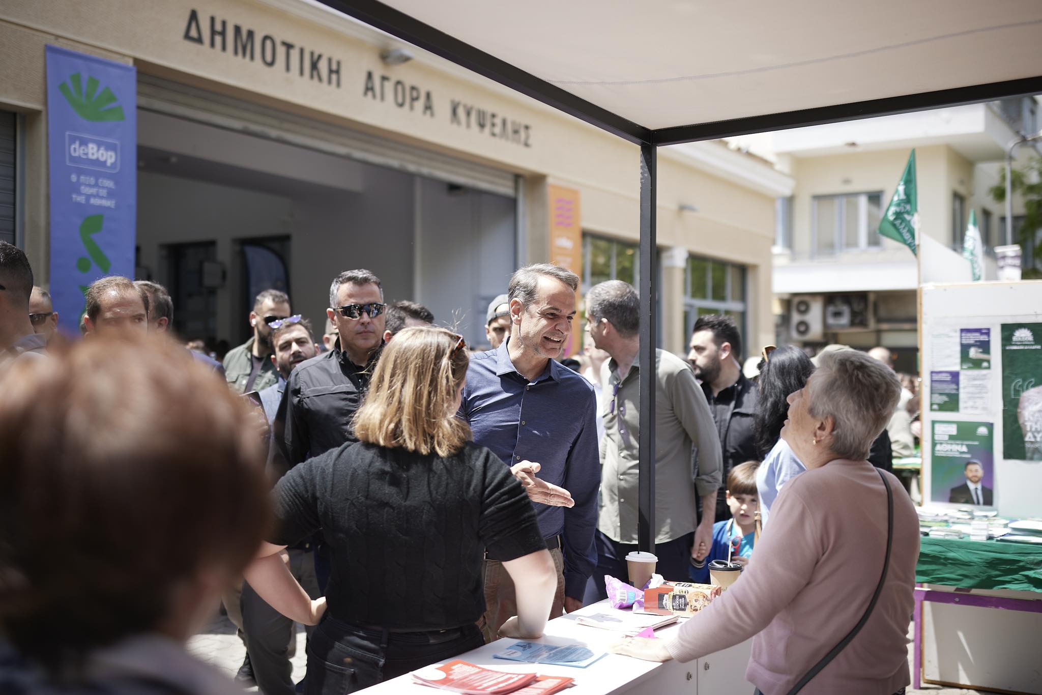 Πολιτικός πολιτισμός: Ο Μητσοτάκης επισκέφτηκε τα περίπτερα ΣΥΡΙΖΑ και ...