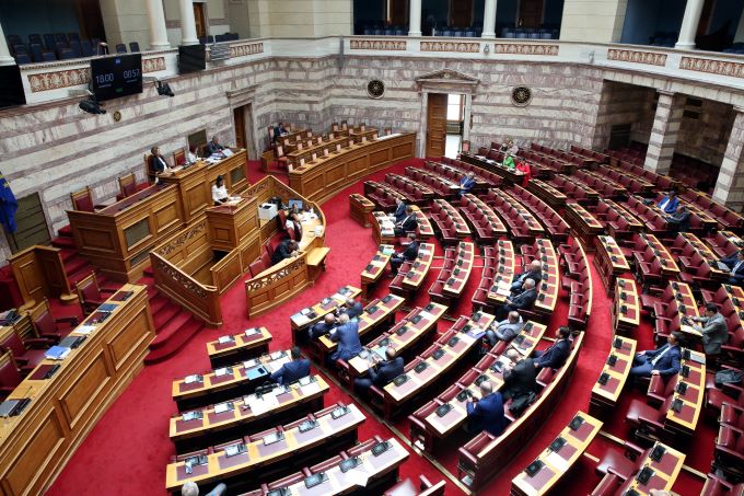 Ψηφίστηκε το νομοσχέδιο για το νέο Σύστημα Επιλογής Διοικήσεων- «Παρών ...