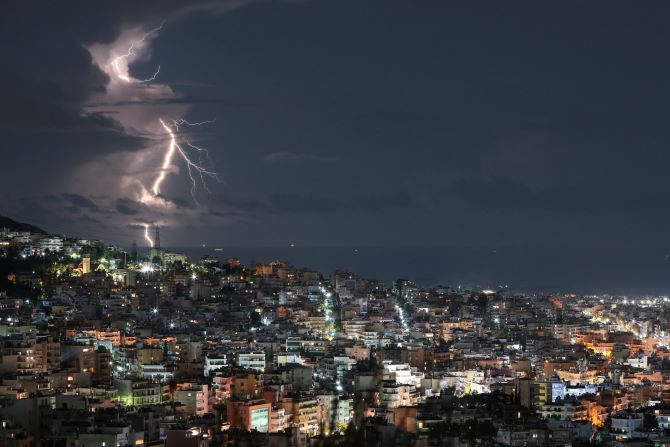 Πρωτοφανές- 270 κεραυνοί στη Βάρη μέσα σε μία ώρα: «Ήταν ωριαία ...