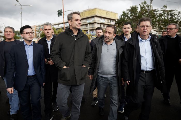 Κυριάκος Μητσοτάκης σε πολίτες στο Γαλάτσι: «Θα συνεχίσουμε να ...
