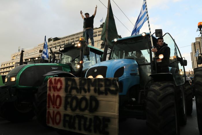 Ξεκίνησαν οι πορείες αγροτών στο κέντρο της Αθήνας- Τα τρακτέρ στο ...