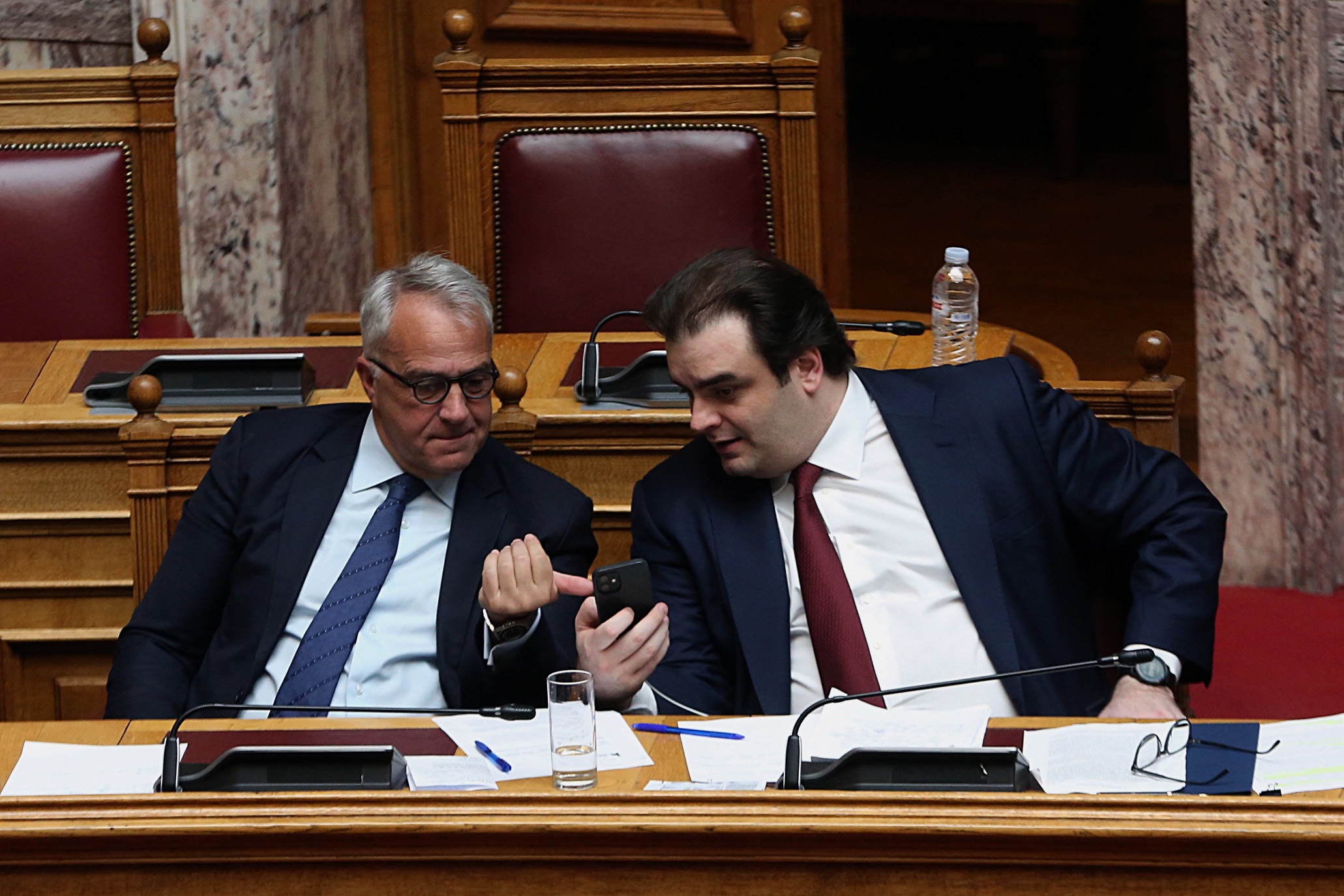 Βορίδης- Πιερρακάκης απάντησαν στη Βουλή με τη φωτογραφία αστυνομικών ...