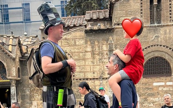 Ο Μπακογιάννης γύρισε από το Χάρβαρντ και φωτογραφίζεται με τον γιο του ...