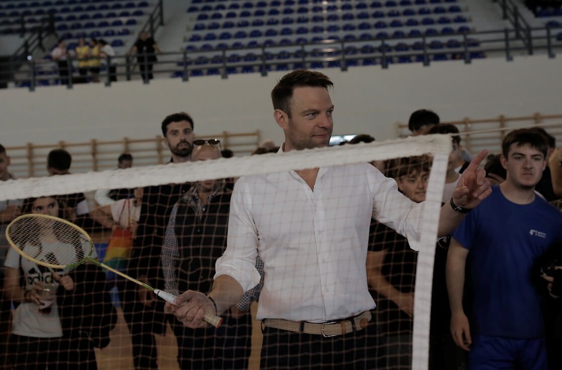 Στέφανος Κασσελάκης: Έπαιξε πινγκ πονγκ και μπάντμιντον σε πανελλήνιο ...