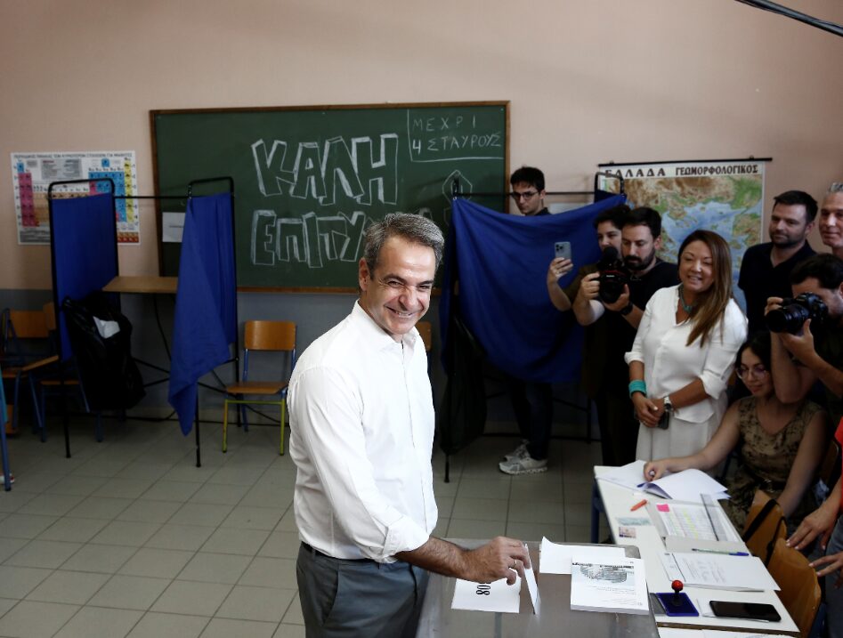 Μαζί με τον γιο του Κωνσταντίνο ψήφισε ο Μητσοτάκης - «Ψηφίζουμε για ...