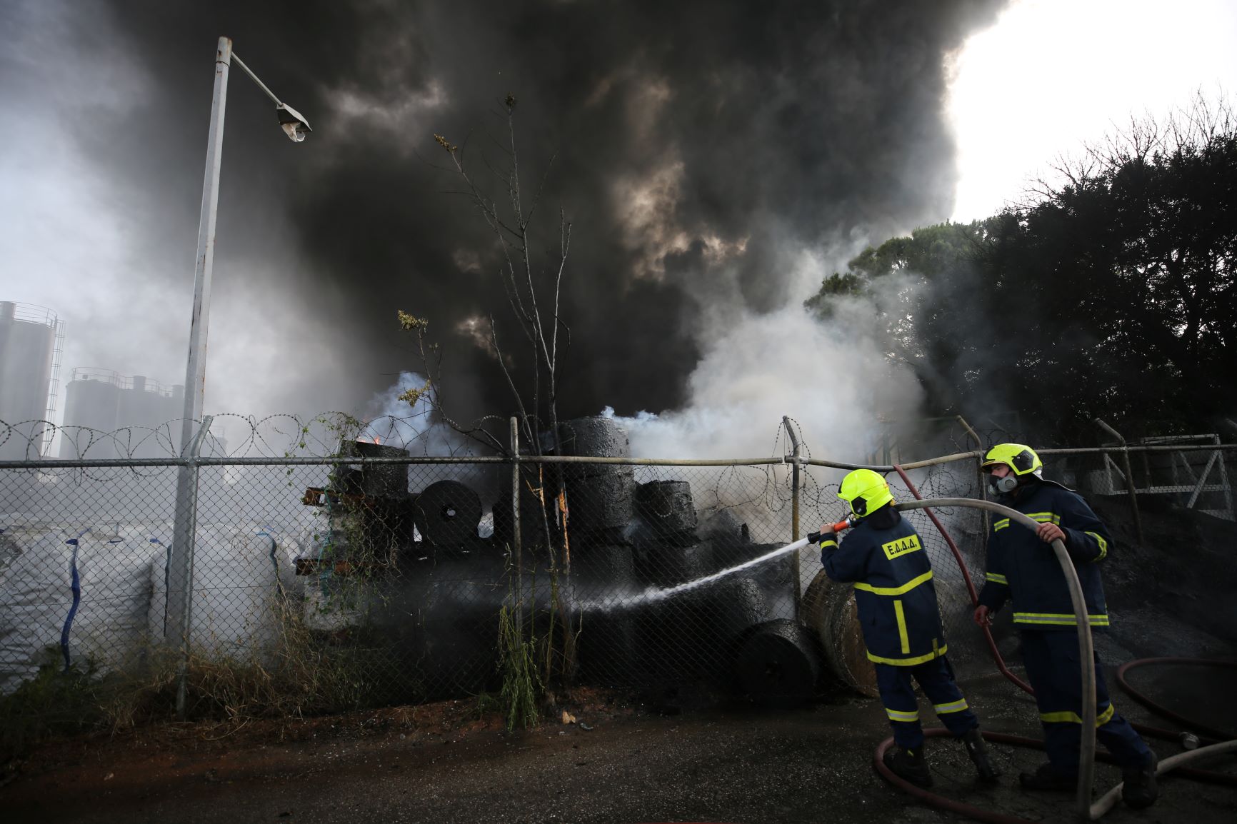 112 για τη φωτιά στο εργοστάσιο στην Κάτω Κηφισιά- Στη «μάχη» και ...