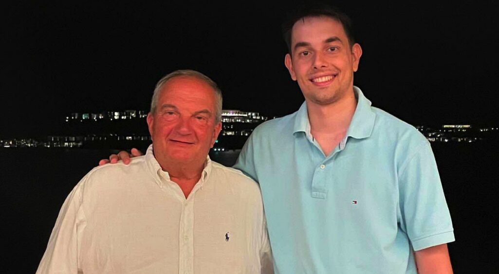 Στην Πύλο για διακοπές o Καραμανλής - Η φωτογραφία με τον γιο του ...