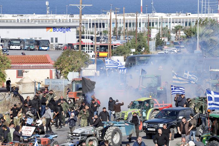 Χάος με τις αγροτικές κινητοποιήσεις: Επεισόδια με πετροπόλεμο και ...